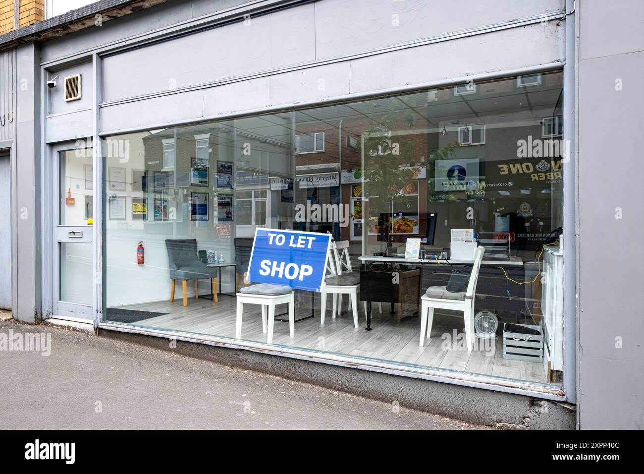 Shop to let sign inside shop window Stock Photo - Alamy