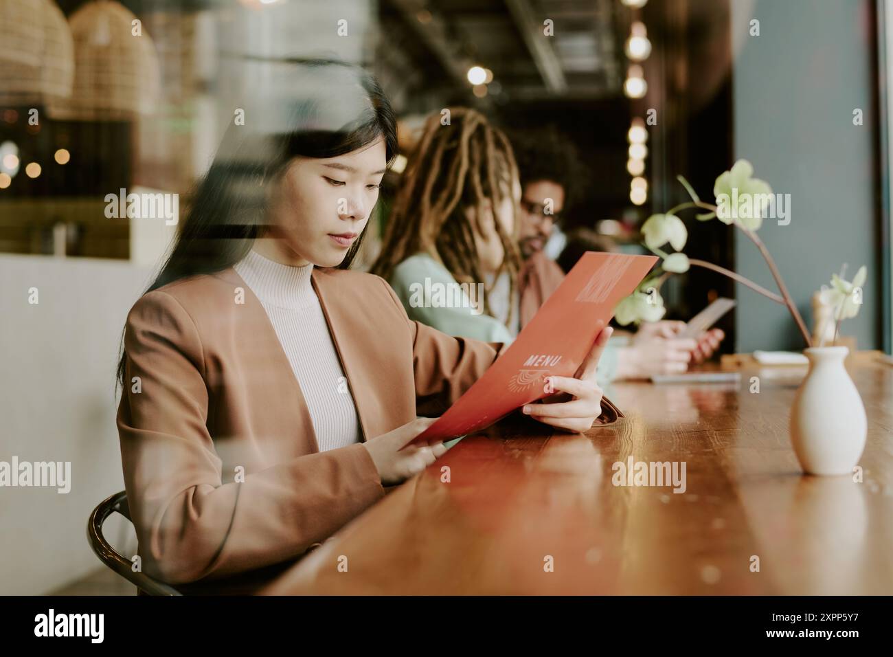 Book reading group restaurant hi-res stock photography and images - Alamy