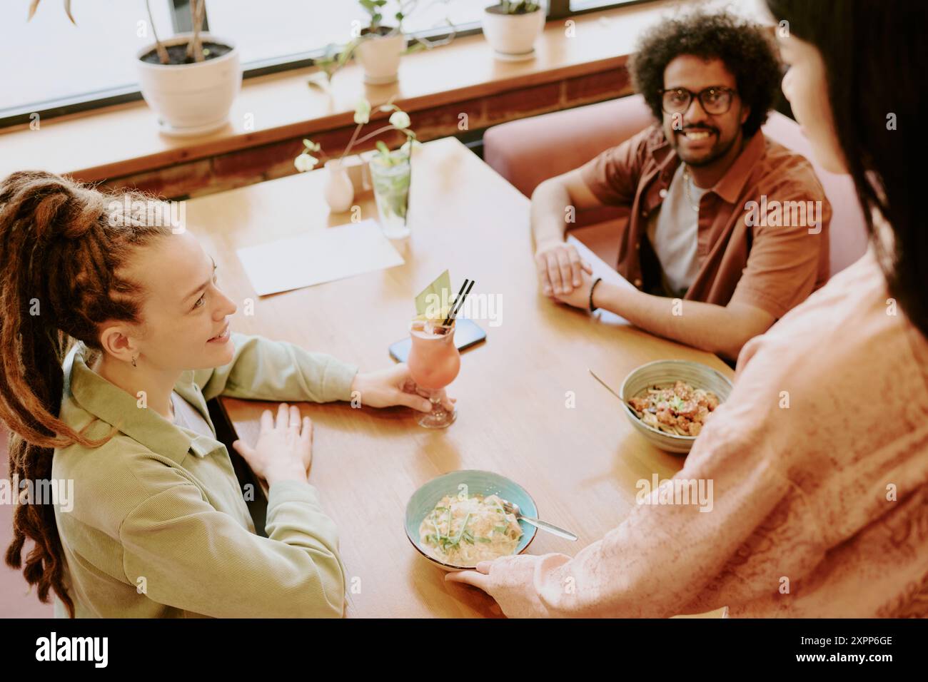 Conversation friends hi-res stock photography and images - Alamy