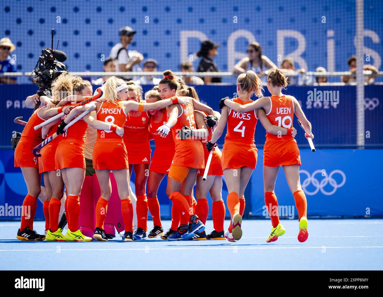PARIS - Dutch hockey players celebrate the victory against Argentina ...