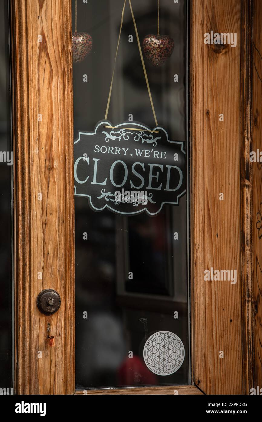 Closed sign on a door Stock Photo - Alamy