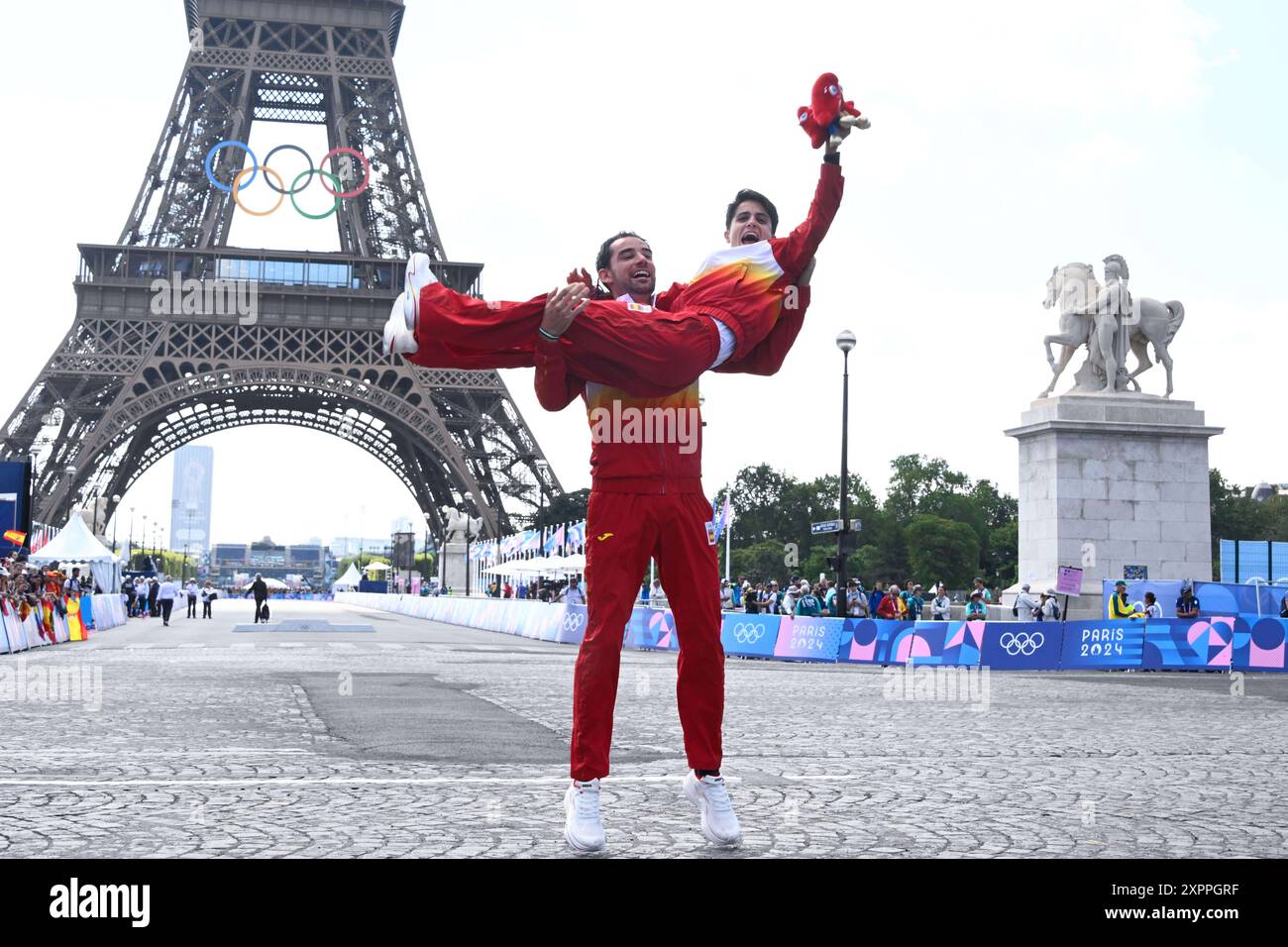 Maria Perez ( ESP ) and Alvaro Martin ( ESP ) celebrate their victory ...