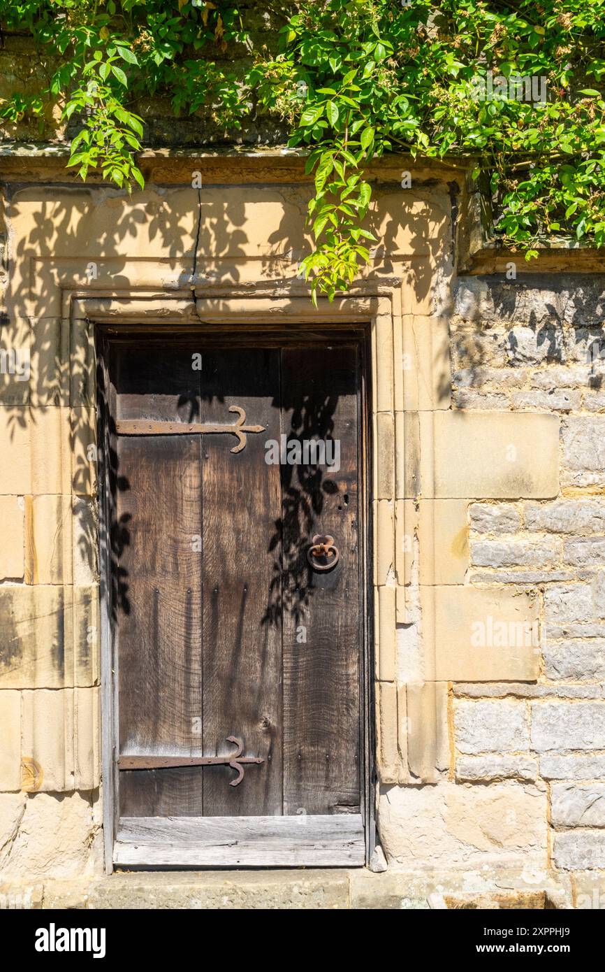 Haddon Hall Derbyshire - Haddon Hall old wooden door in a stone wall of ...
