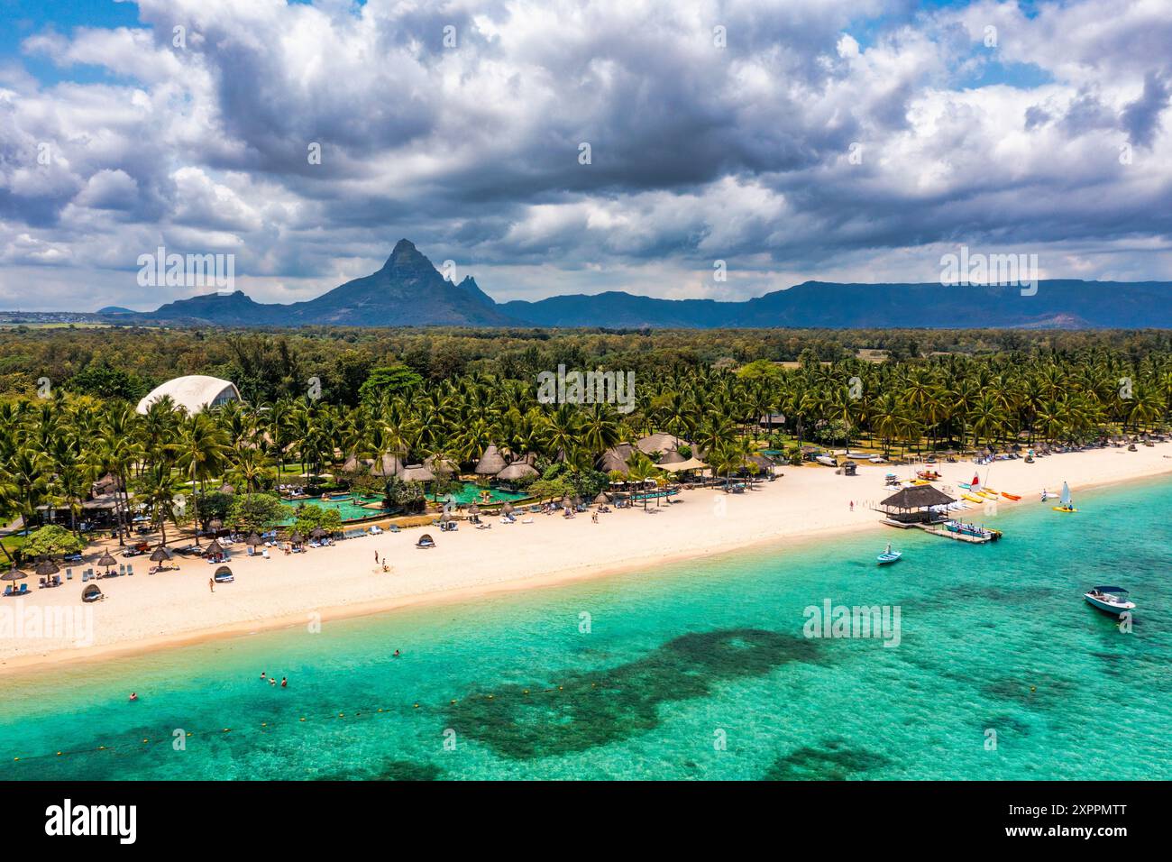 Beach of Flic en Flac with beautiful peaks in the background, Mauritius ...