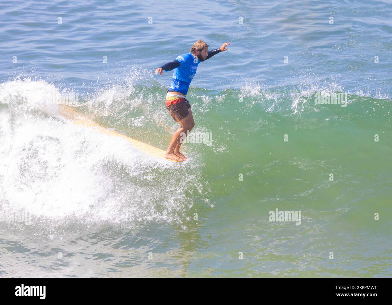Surfer riding wave huntington hi-res stock photography and images - Alamy