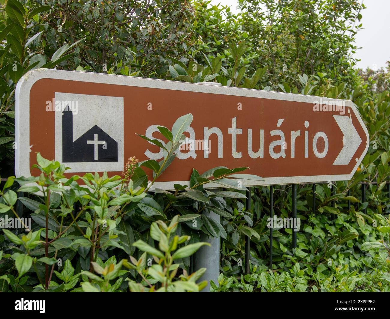 Directional sign with the Portuguese word 'santuário' indicating the ...