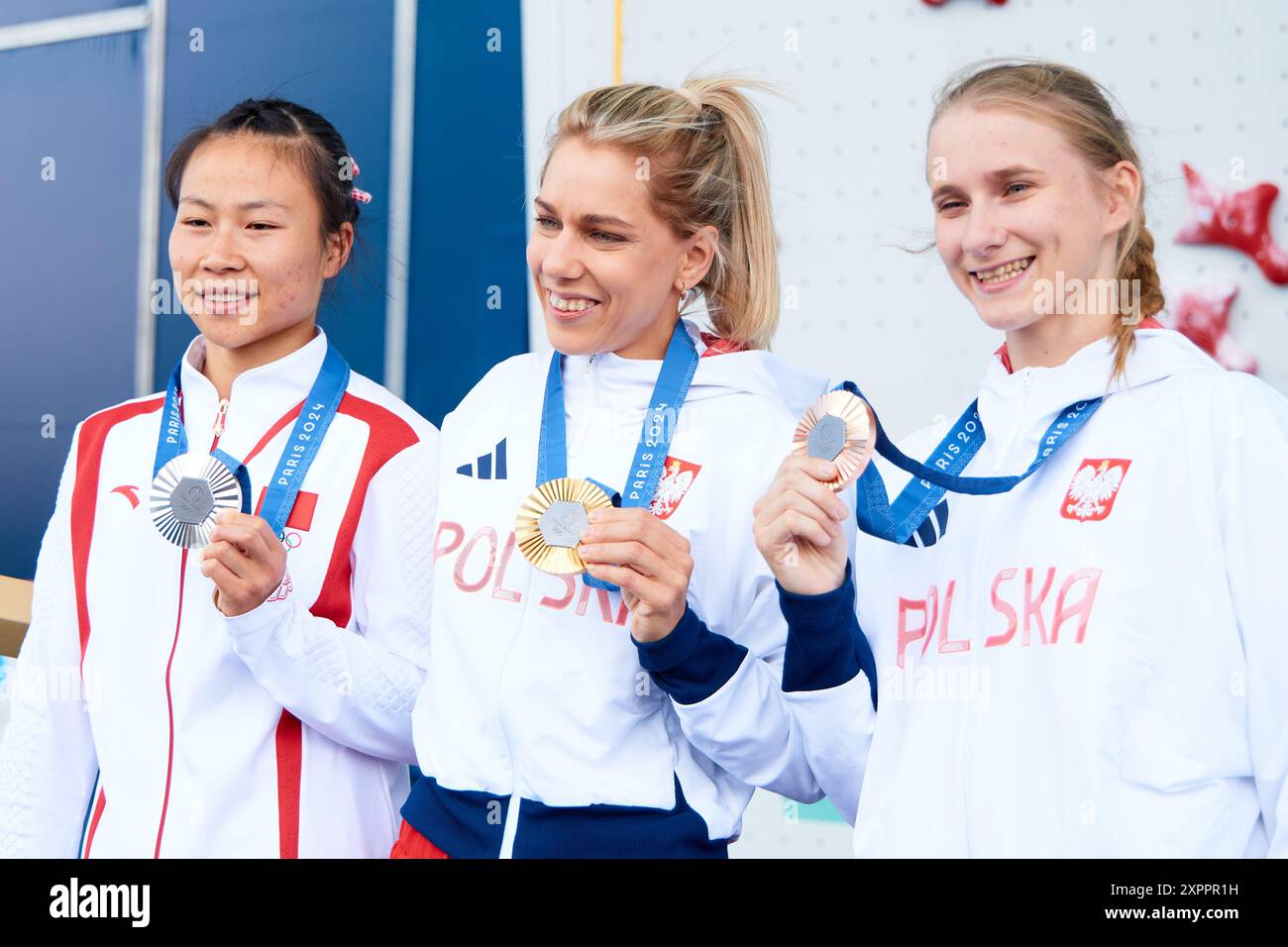 Gold medalist Aleksandra Miroslaw of Team Poland (C), Silver medalist ...