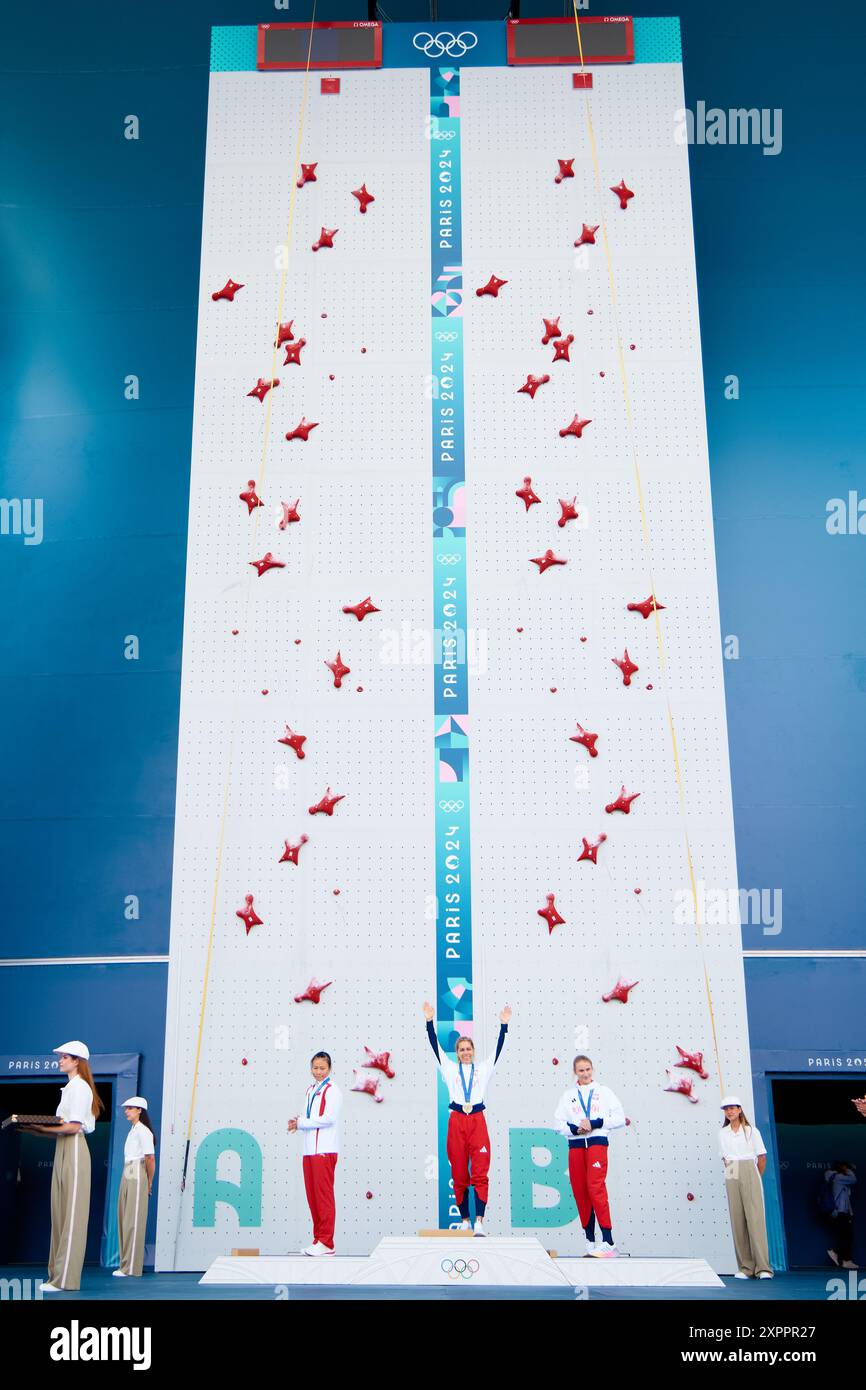 Gold medalist Aleksandra Miroslaw of Team Poland (C), Silver medalist ...