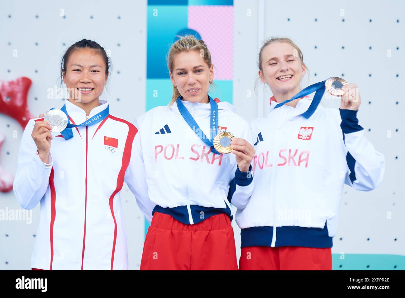 Gold medalist Aleksandra Miroslaw of Team Poland (C), Silver medalist ...