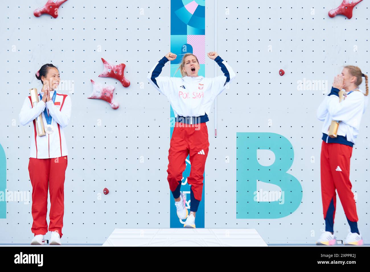 Gold medalist Aleksandra Miroslaw of Team Poland (C), Silver medalist ...