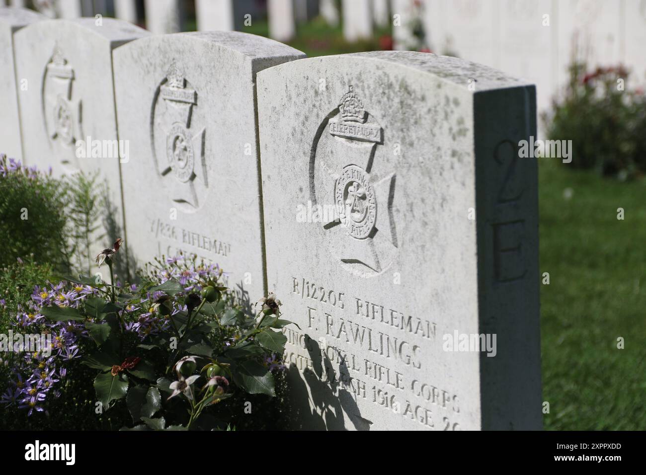 Victoria cross gravestone hi-res stock photography and images - Alamy