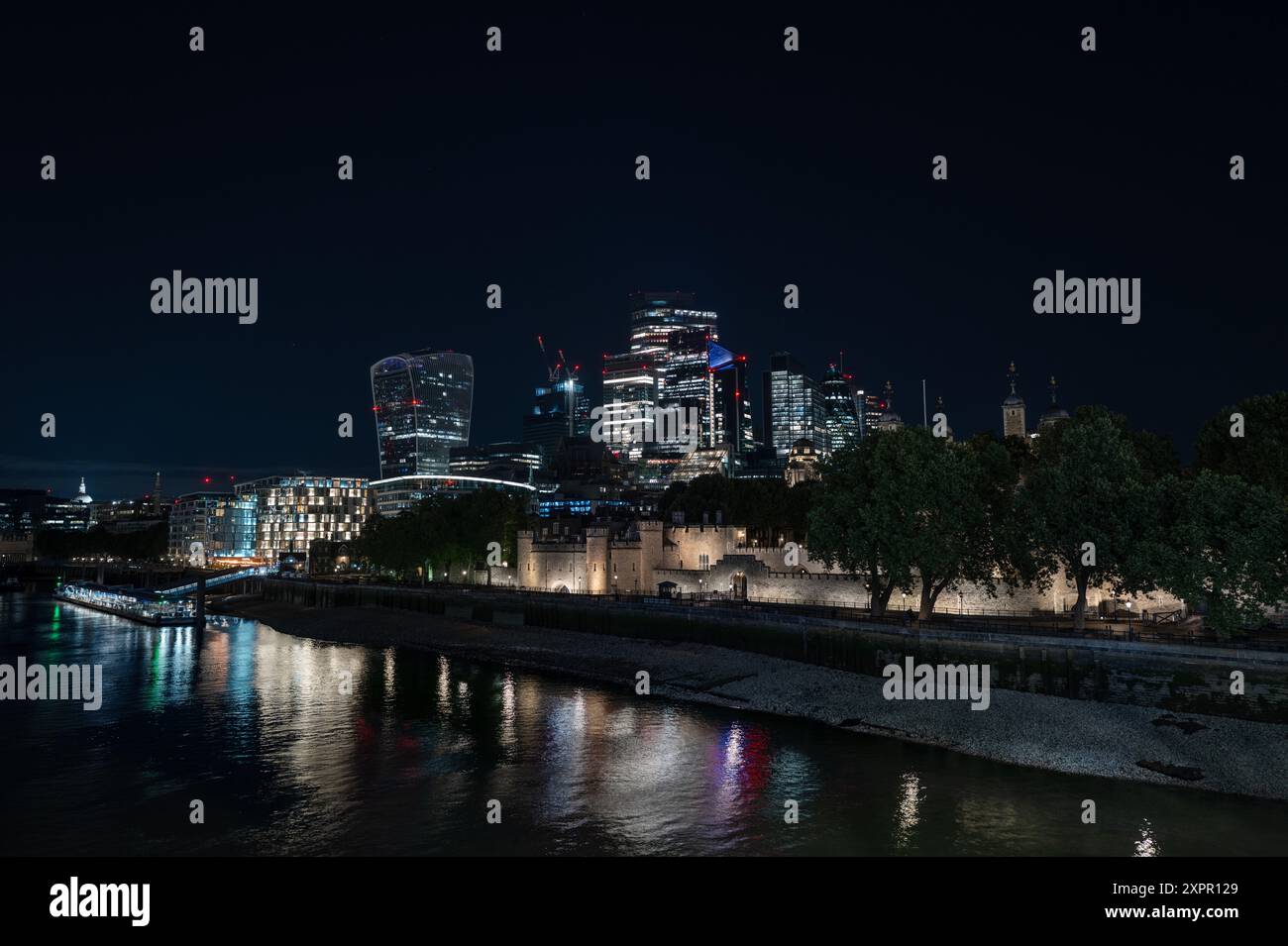 City of london night time hi-res stock photography and images - Alamy