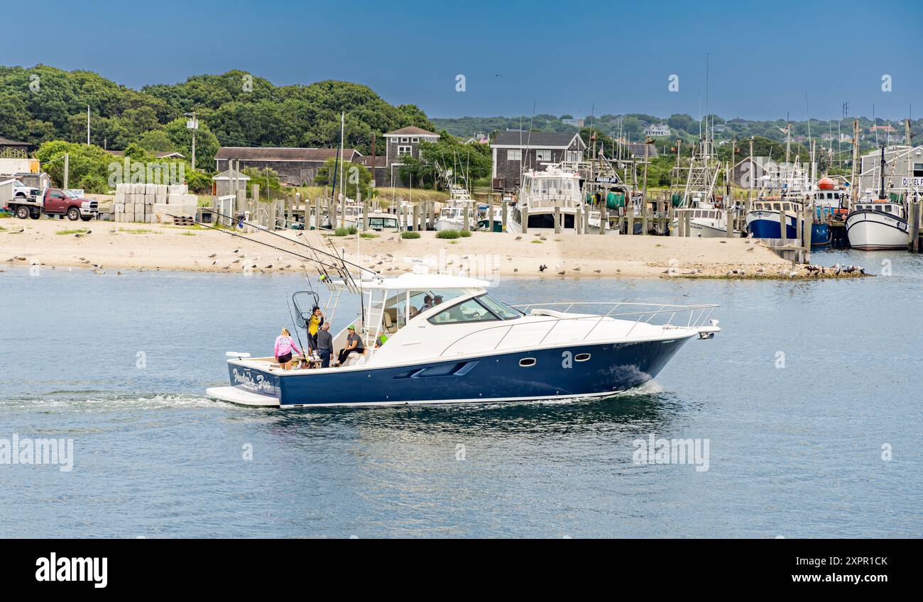 power boat underway off gosmans Stock Photo - Alamy