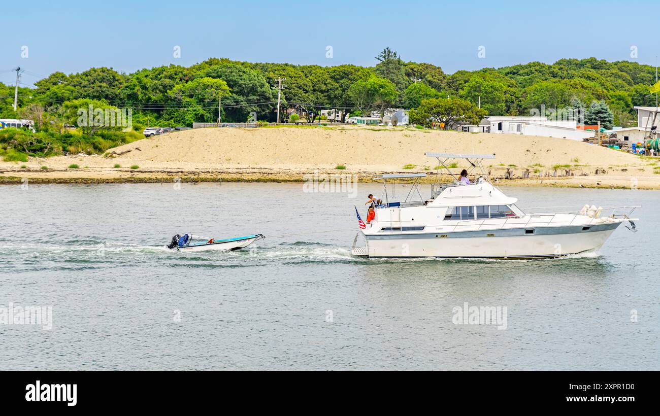 power boat underway off gosmans Stock Photo - Alamy
