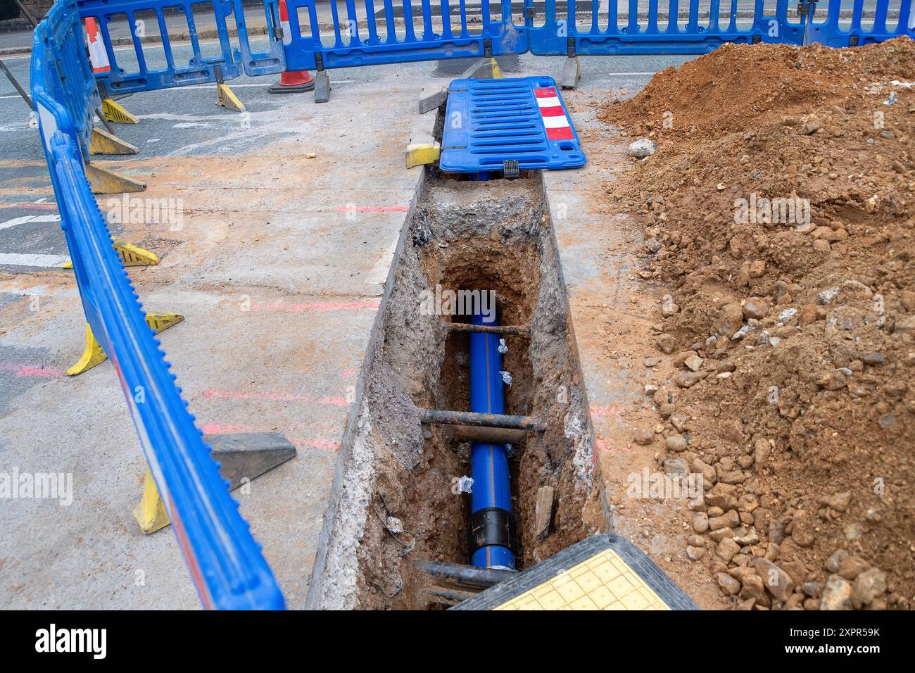 Slough, Berkshire, UK. 6th August, 2024. Thames Water are putting in ...