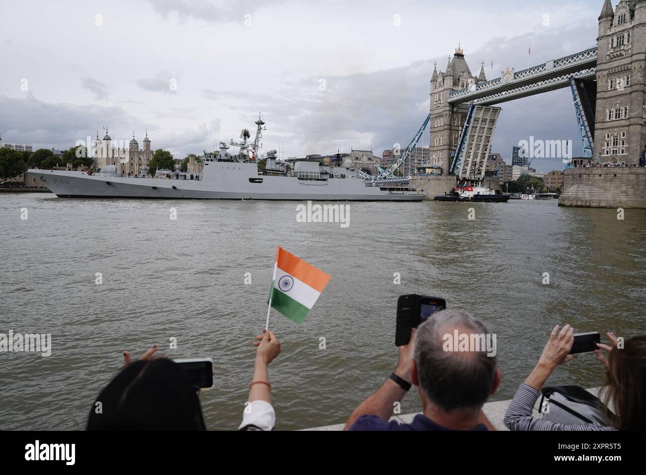 Indian frigate INS Tabar passes through Tower Bridge in London. Picture ...