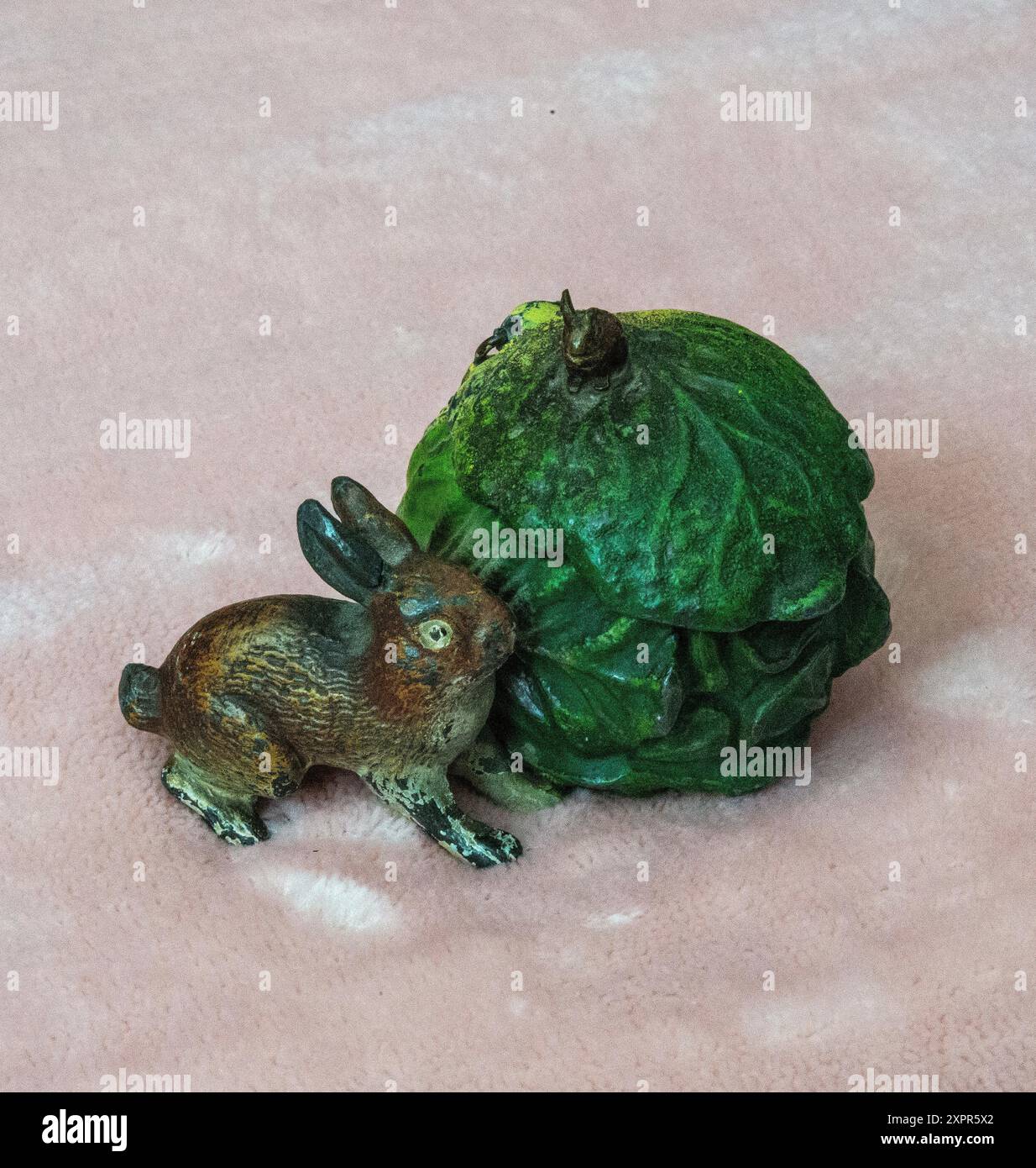 Rabbit and cabbage trinket pot Stock Photo - Alamy
