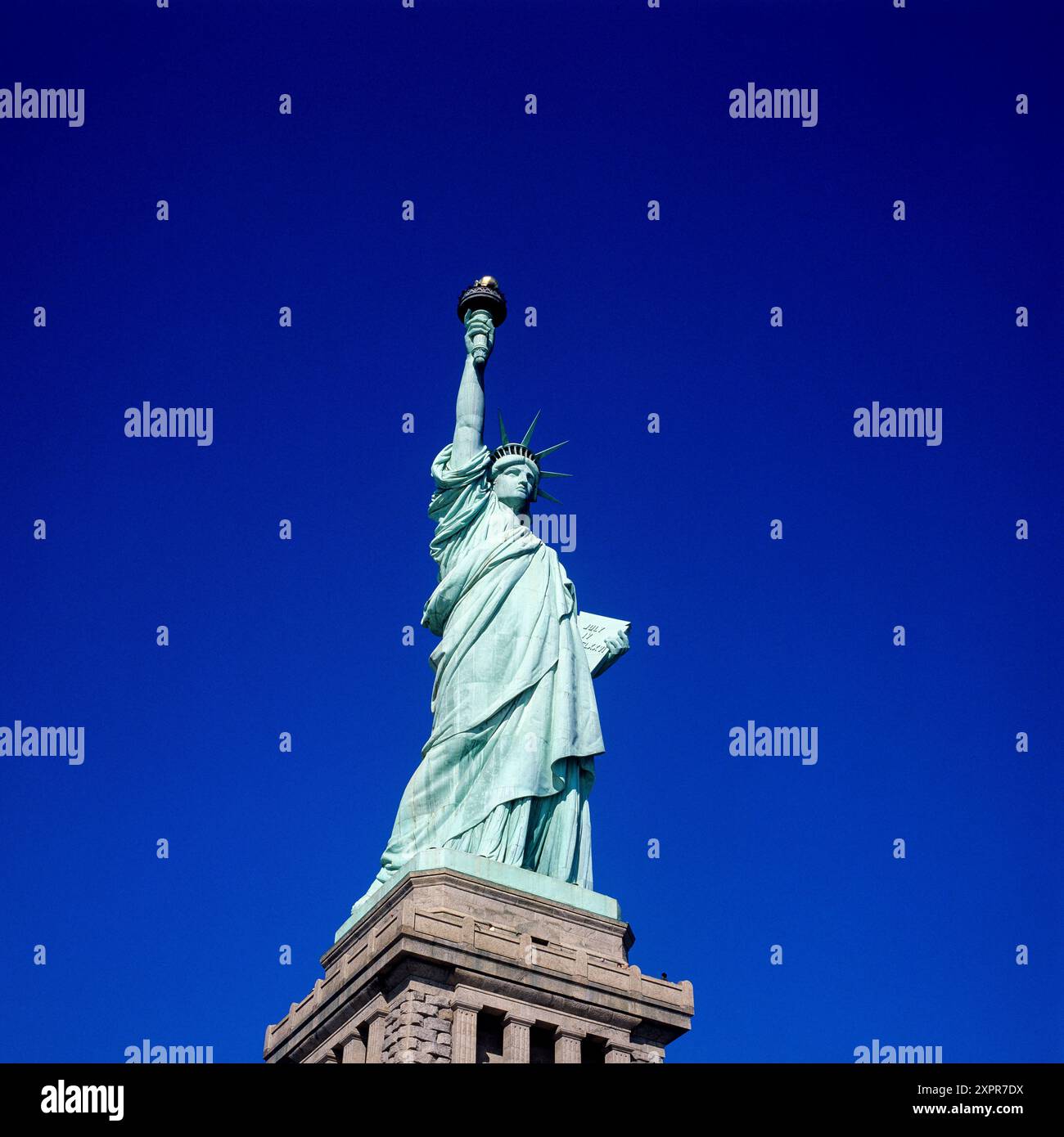 Statue of liberty blue sky archive hi-res stock photography and images ...