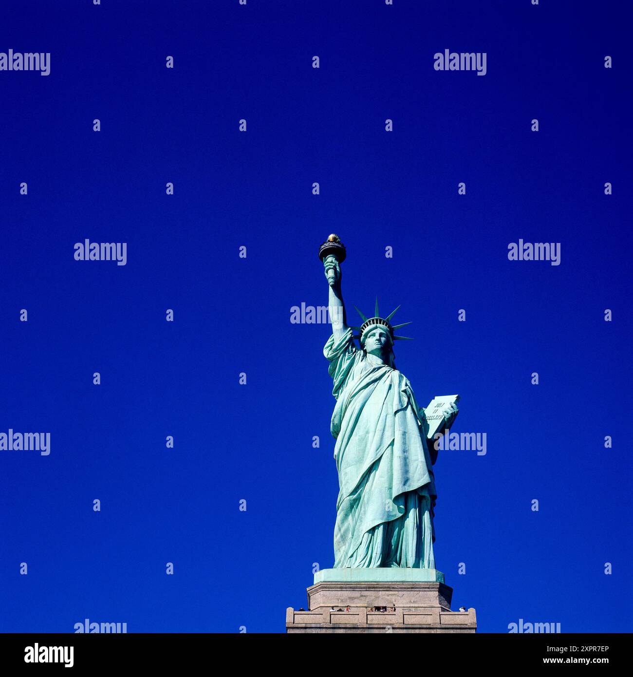 Statue of liberty blue sky archive hi-res stock photography and images ...
