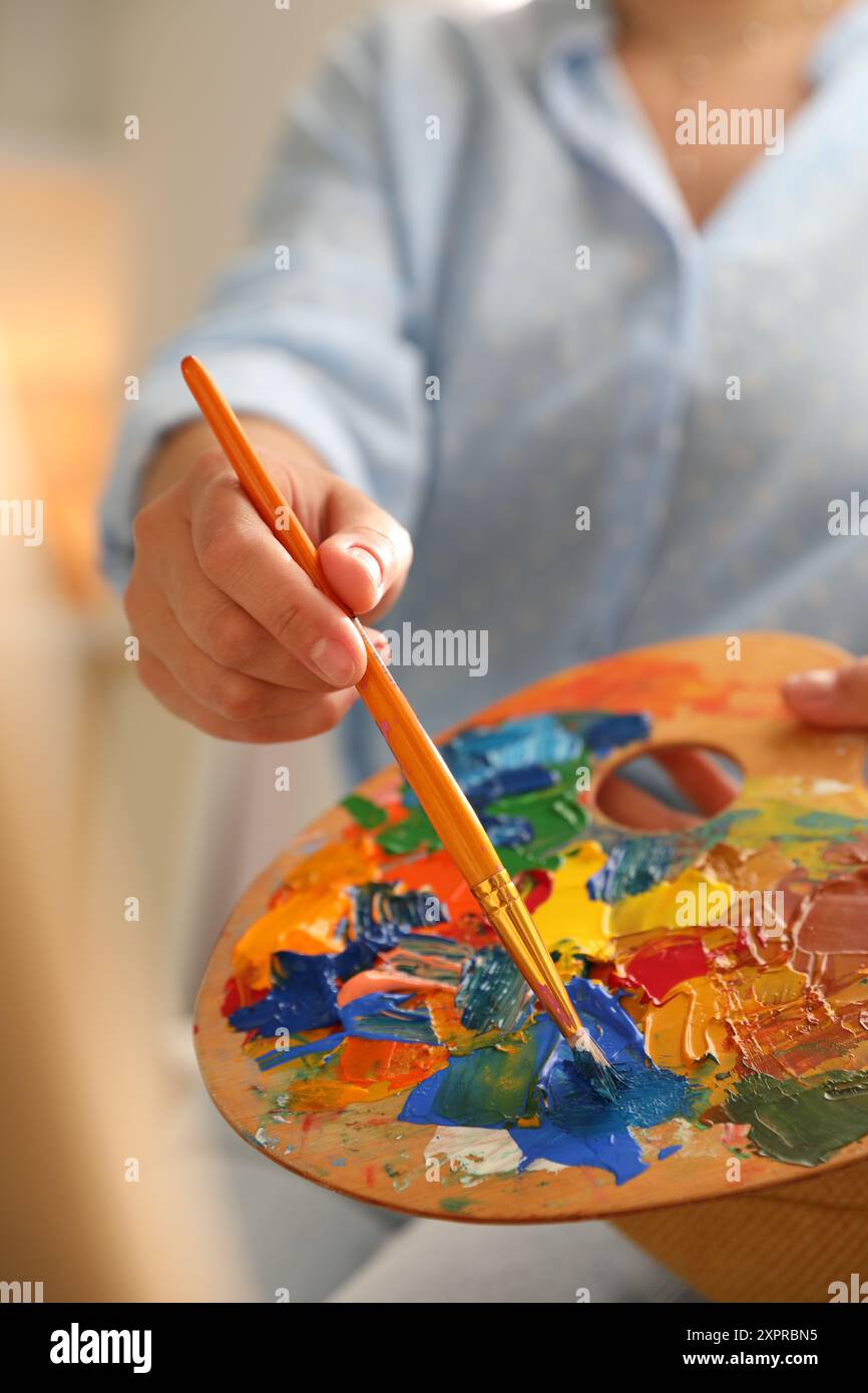 Woman mixing paints on palette hi-res stock photography and images - Alamy