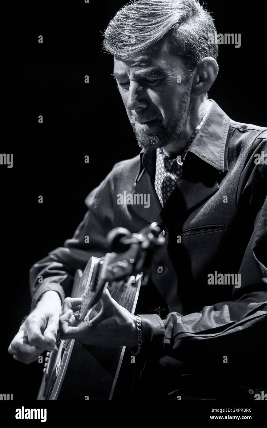 Singer songwriter James Grant (former lead singer of Love and Money ...