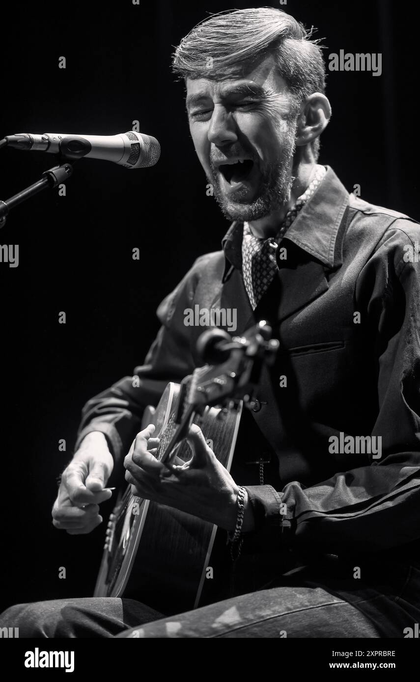 Singer songwriter James Grant (former lead singer of Love and Money ...