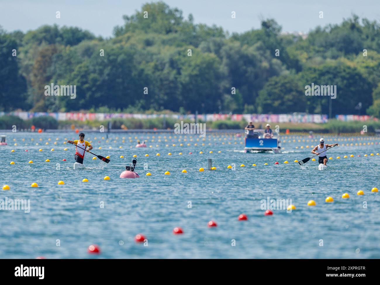Vaires Sur Marne. 7th Aug, 2024. Ji Bowen (L) of China competes during ...