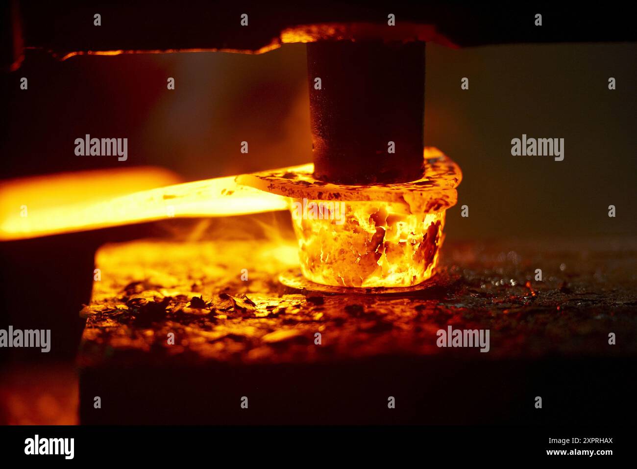 Metal forming and shaping machine hi-res stock photography and images ...