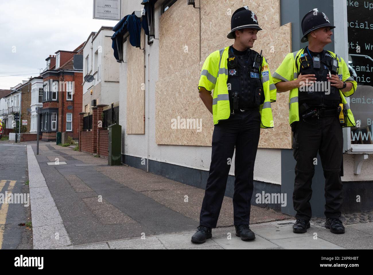 Immigration officer uk hi-res stock photography and images - Alamy