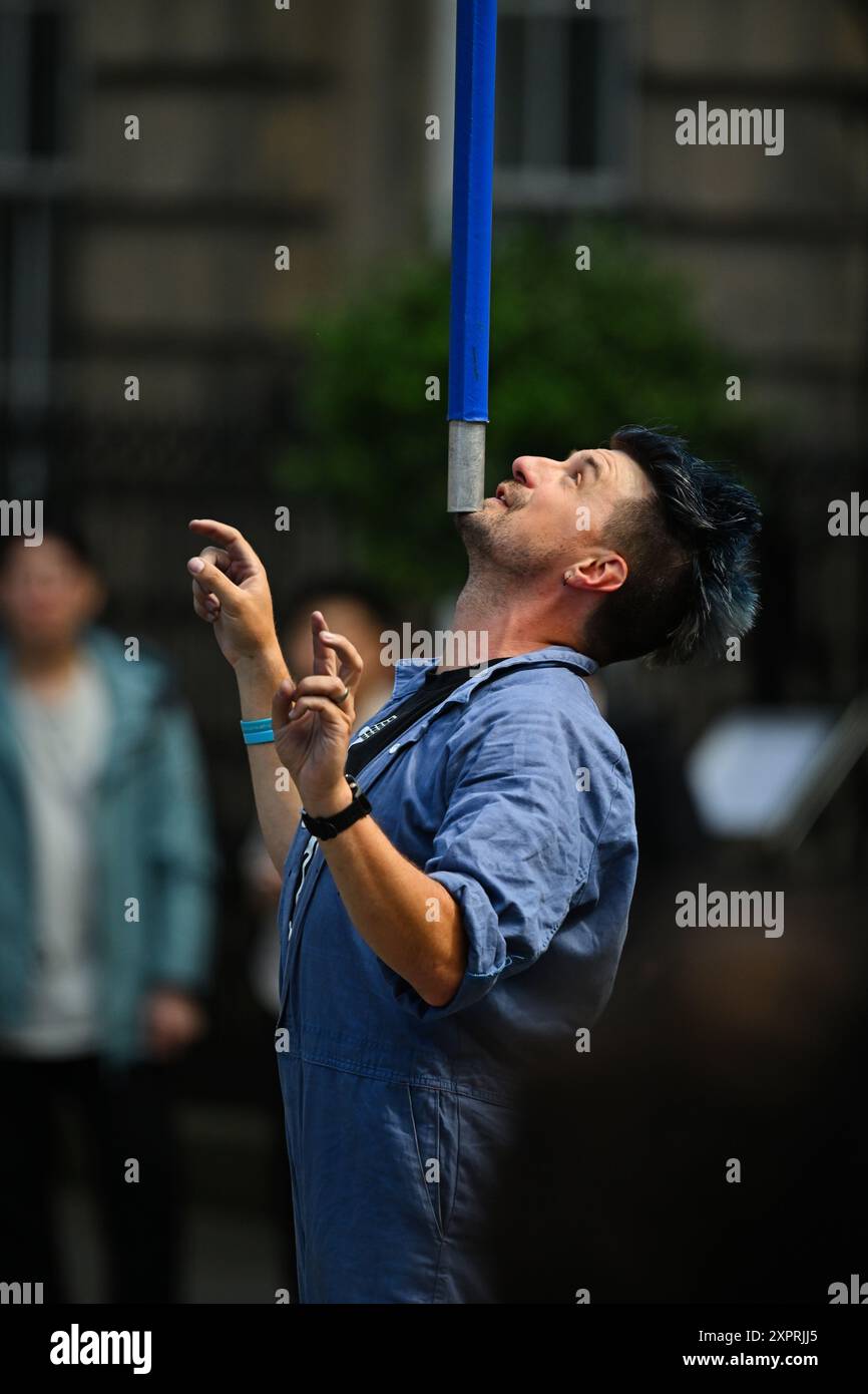 Edinburgh, Scotland. Wednesday, 7th August, 2024. A balancing act street performer on ...