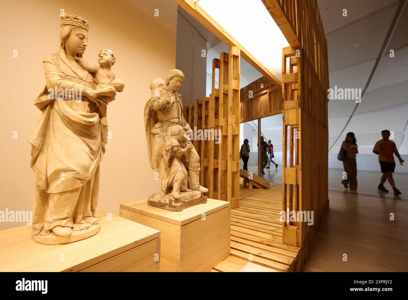 1560 displays hi-res stock photography and images - Alamy