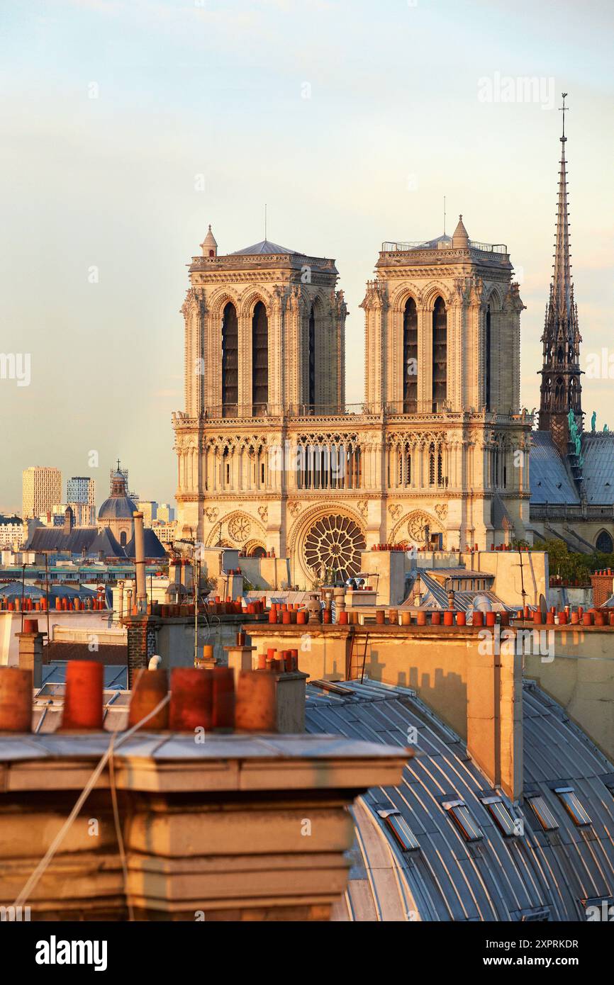 Parisian rooftops and chimneys hi-res stock photography and images - Alamy