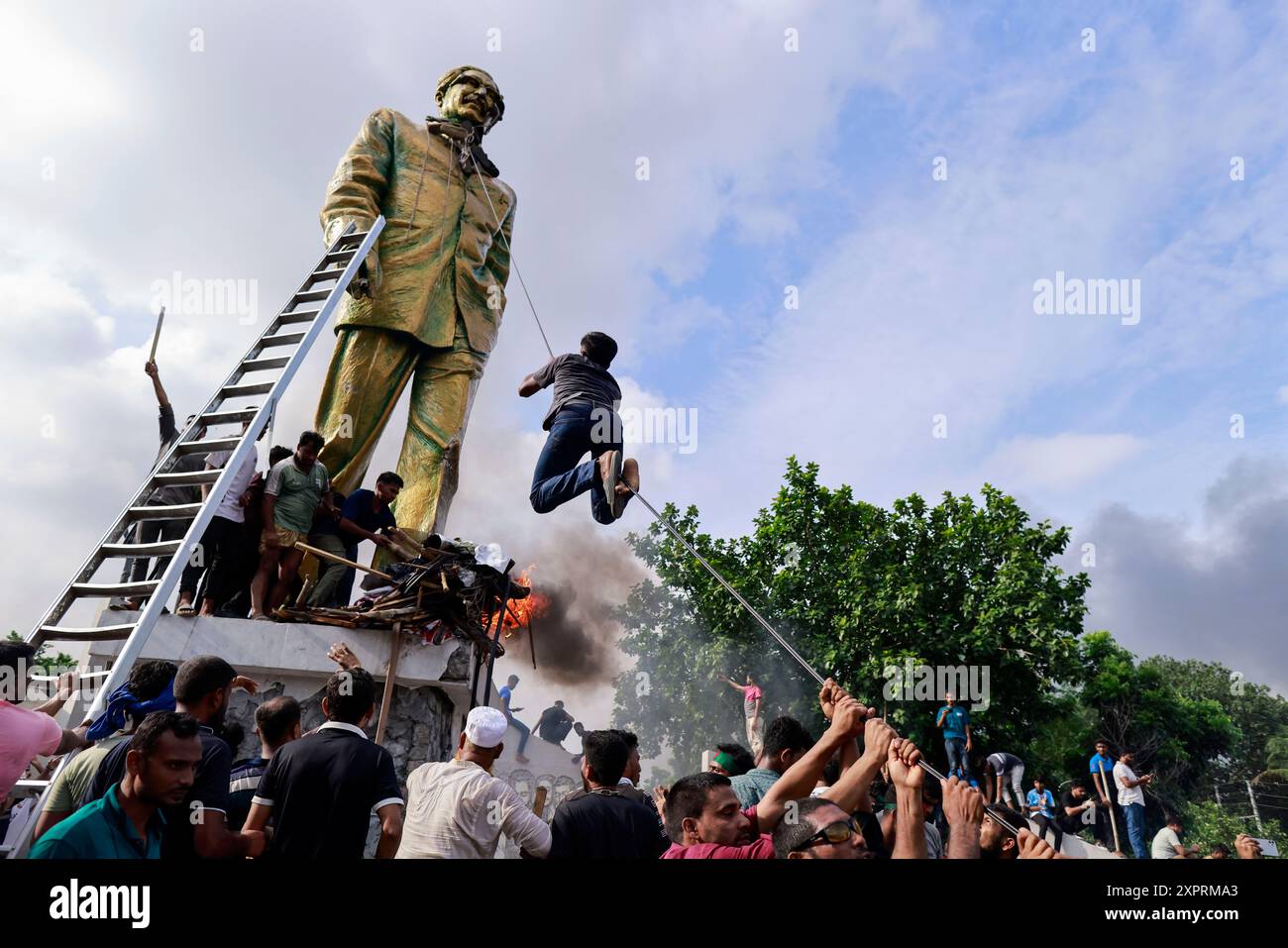 Dhaka, Bangladesh. 5th Aug, 2024. People vandalize a statue of former ...