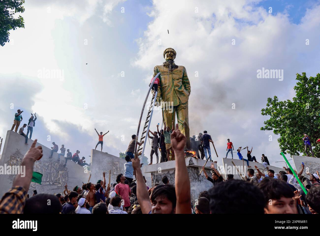 Dhaka, Bangladesh. 5th Aug, 2024. People vandalize a statue of former ...