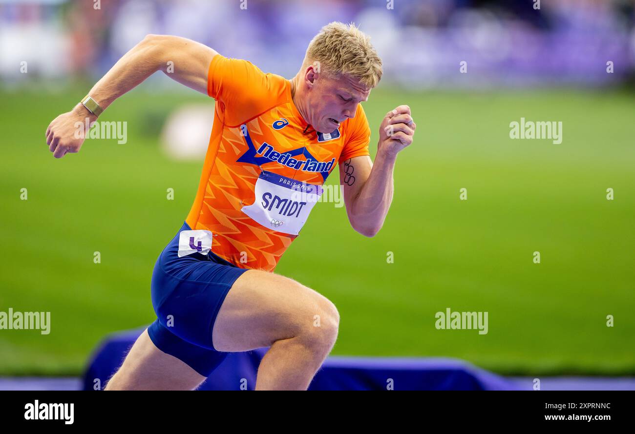 PARIS - Nick Smidt in action in the semi-final 400 meter hurdles ...
