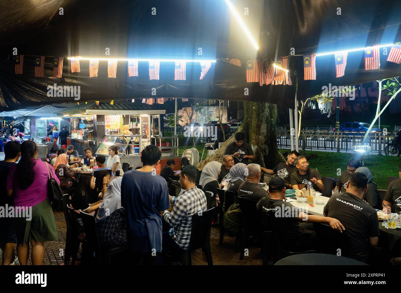 Outdoor dining at hawker stall by the riverside in Kuching, Sarawak, Malaysia Stock Photo - Alamy