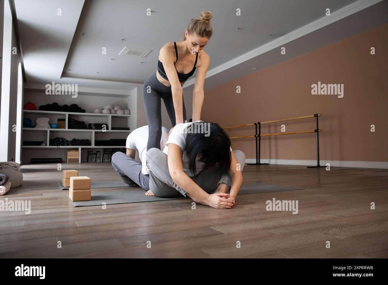 Married couple in gym hi-res stock photography and images - Alamy