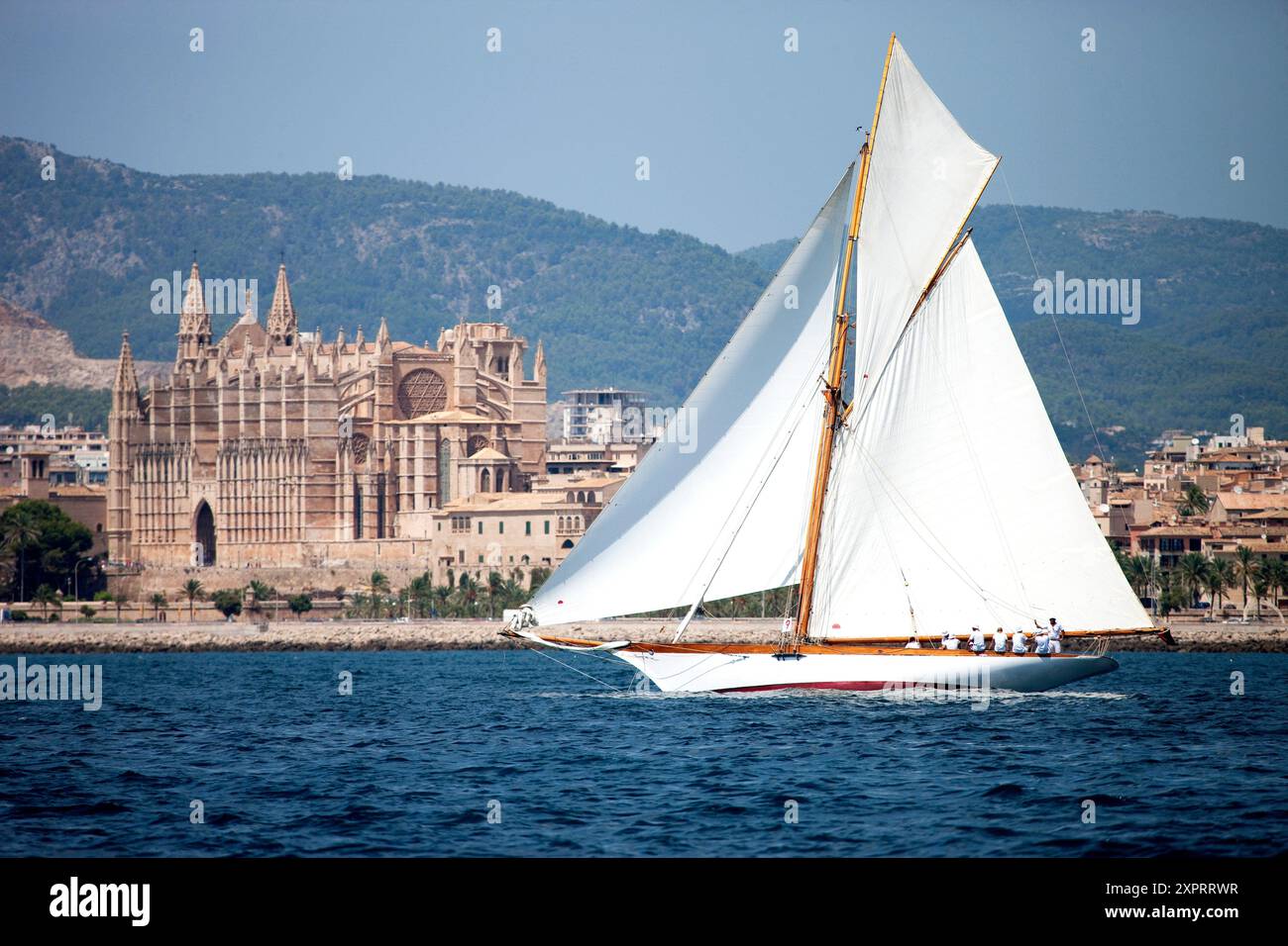 Classic cathedrals hi-res stock photography and images - Alamy
