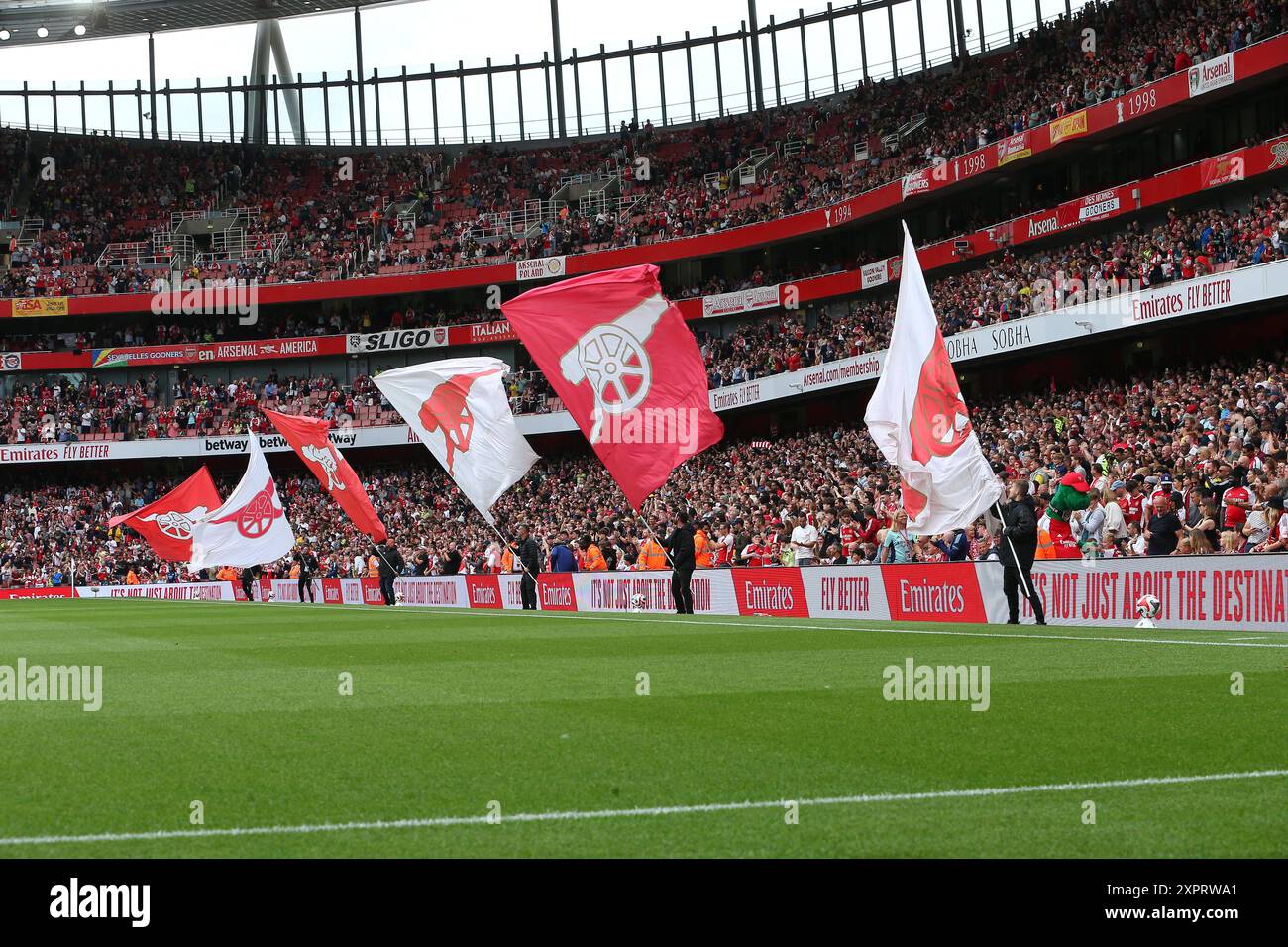 Arsenal flag pre season hi-res stock photography and images - Alamy