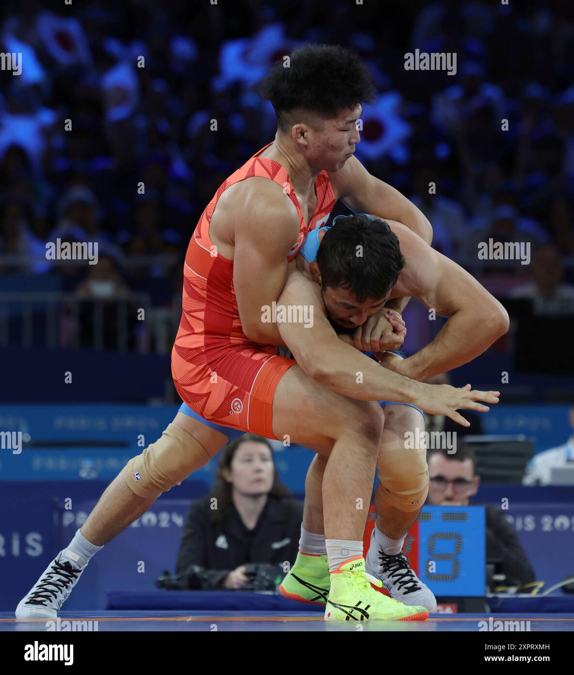 Japan's KUSAKA Nao (red) and Kazakhstan's ZHADRAYEV Demeu compete ...