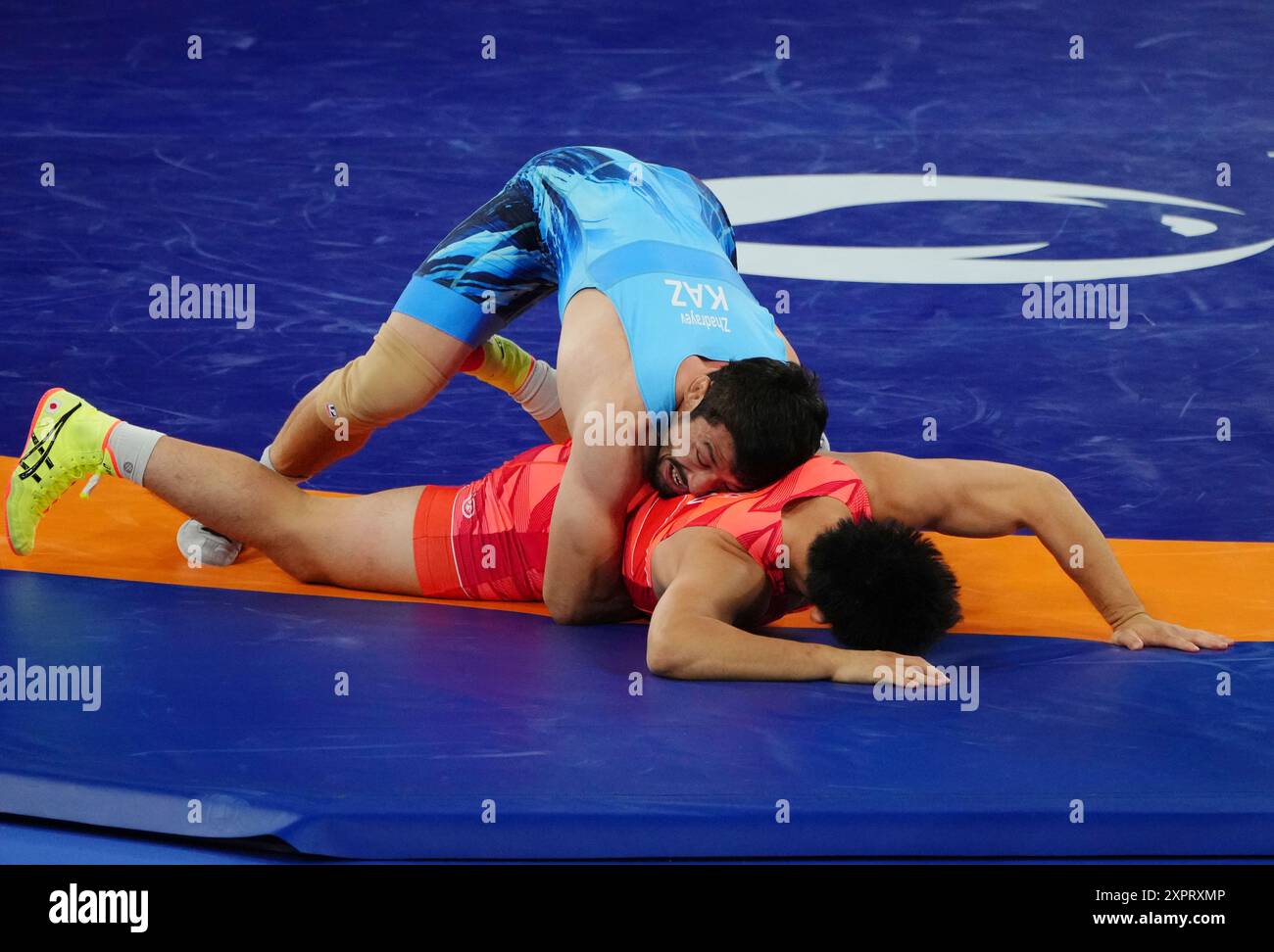 Japan's KUSAKA Nao (red) and Kazakhstan's ZHADRAYEV Demeu compete ...