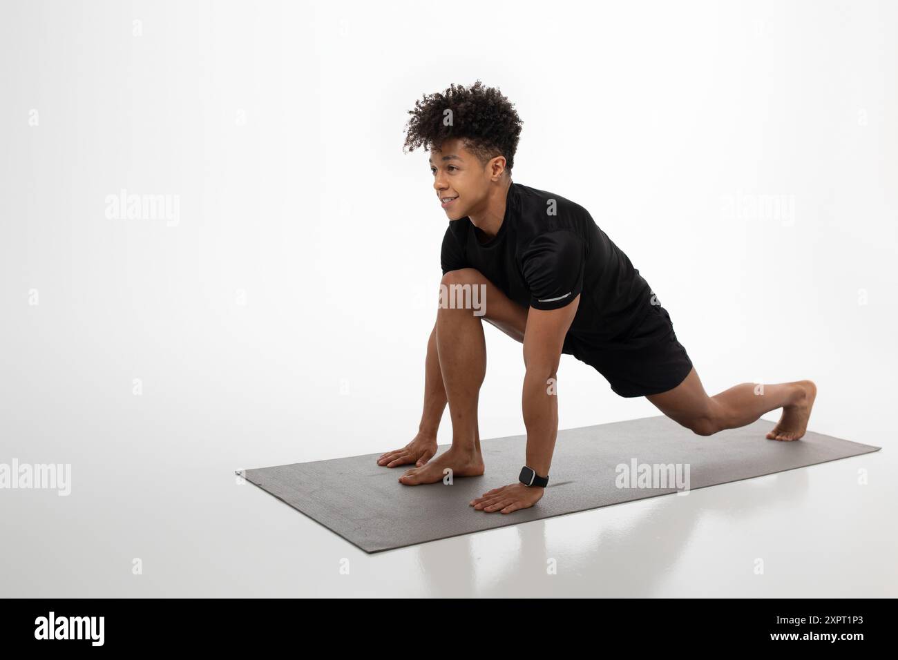 Man lunging gym hi-res stock photography and images - Alamy