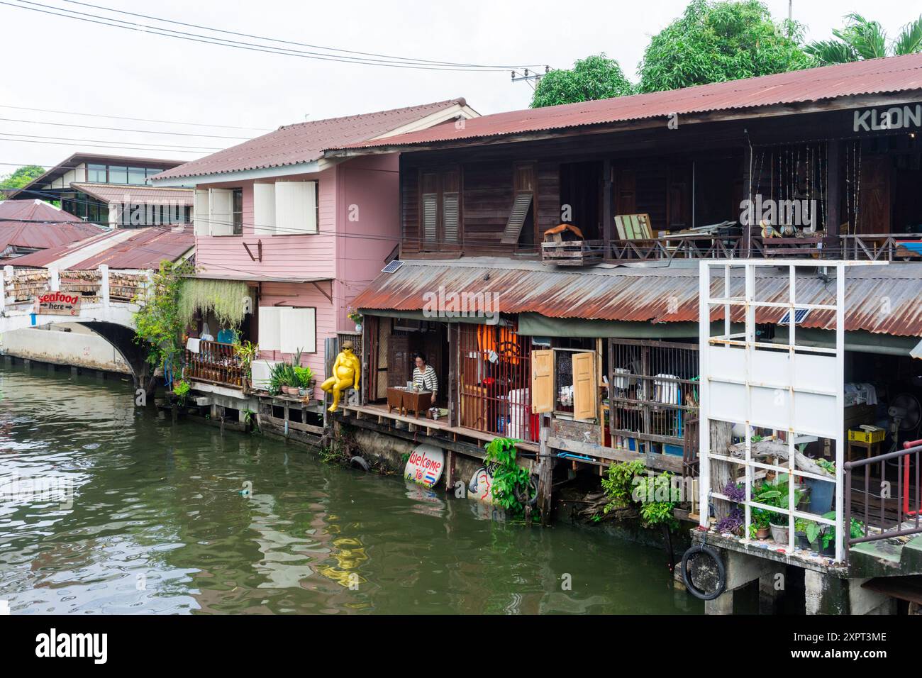 Khlong Bang Luang Floating Market and Artist House (Bangkok/Thailand Stock Photo - Alamy