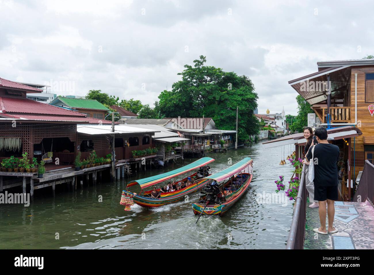Khlong Bang Luang Floating Market and Artist House (Bangkok/Thailand Stock Photo - Alamy