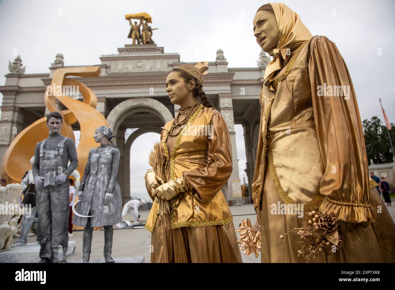 Moscow, Russia. 3rd of August, 2024. Performance of living statues near ...