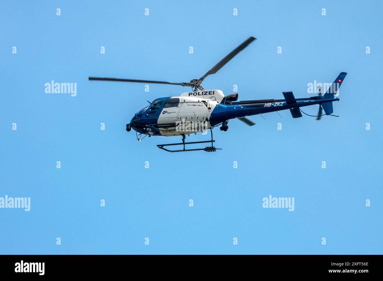 Polizeihubschrauber über Zürich Das Bild zeigt einen Eurocopter AS350 ...