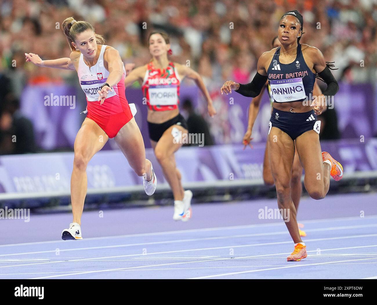 Paris, France. 7th Aug, 2024. Natalia Kaczmarek (L) of Poland competes ...
