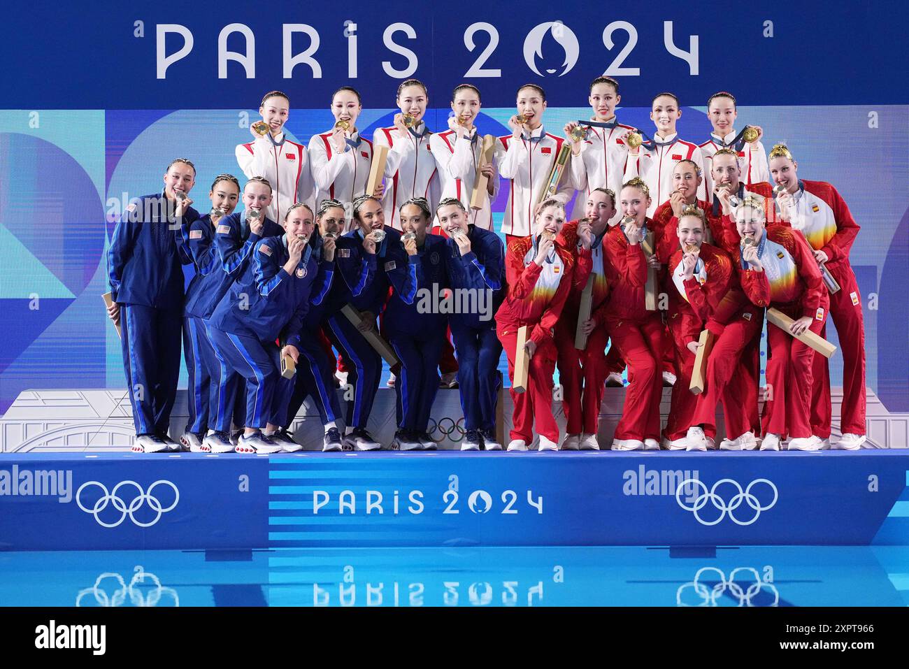 Saint Denis. 7th Aug, 2024. Gold medalists team China (top), silver medalists team USA (lower L ...