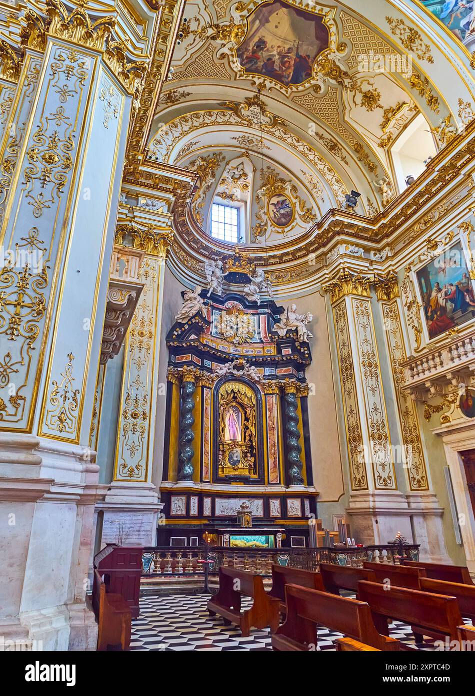 Solomonic columns hi-res stock photography and images - Alamy