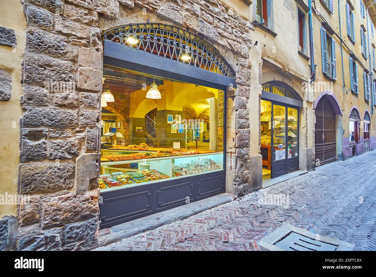 The showcase of the popular tourist cafe on Via Bartolomeo Colleoni ...